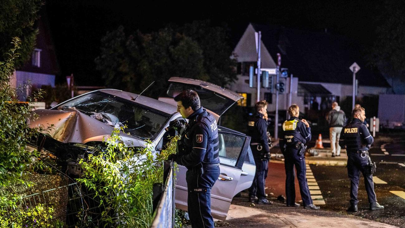 Unfall: Auto prallt gegen Ampel: Fahrer schwer verletzt | ZEIT ONLINE Unfall: Auto prallt gegen Ampel: Fahrer schwer verletzt | ZEIT ONLINE