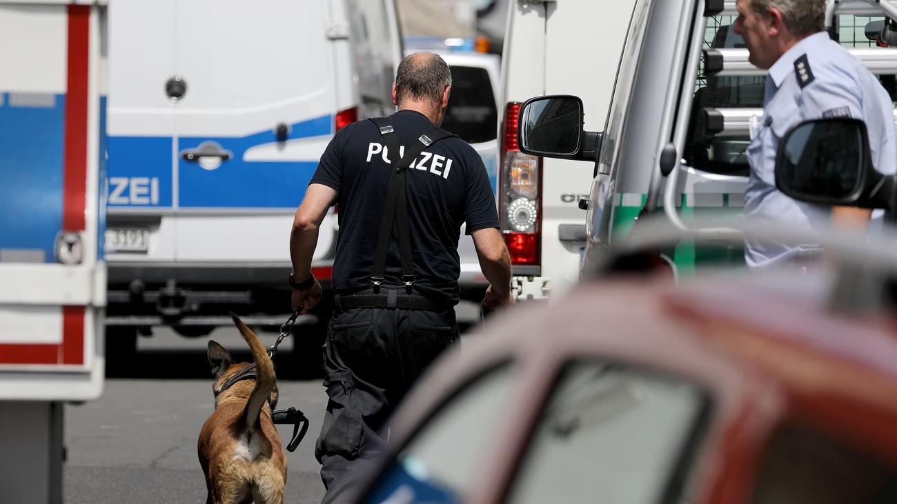 Migration: Fünf Menschen aus Sicherheitsgründen abgeschoben | ZEIT ONLINE