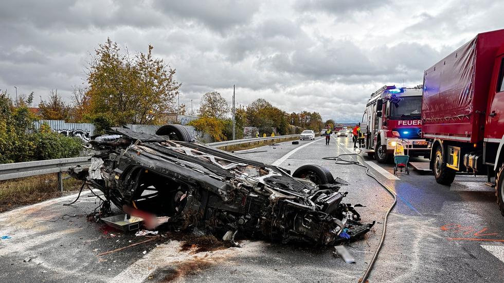 A3: Auto kracht gegen Metallwand: Fahrer stirbt bei Unfall | ZEIT ONLINE