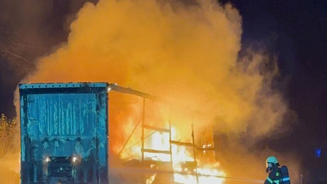 Unfälle: Sattelauflieger brennt aus: Keine Verletzten | DIE ZEIT