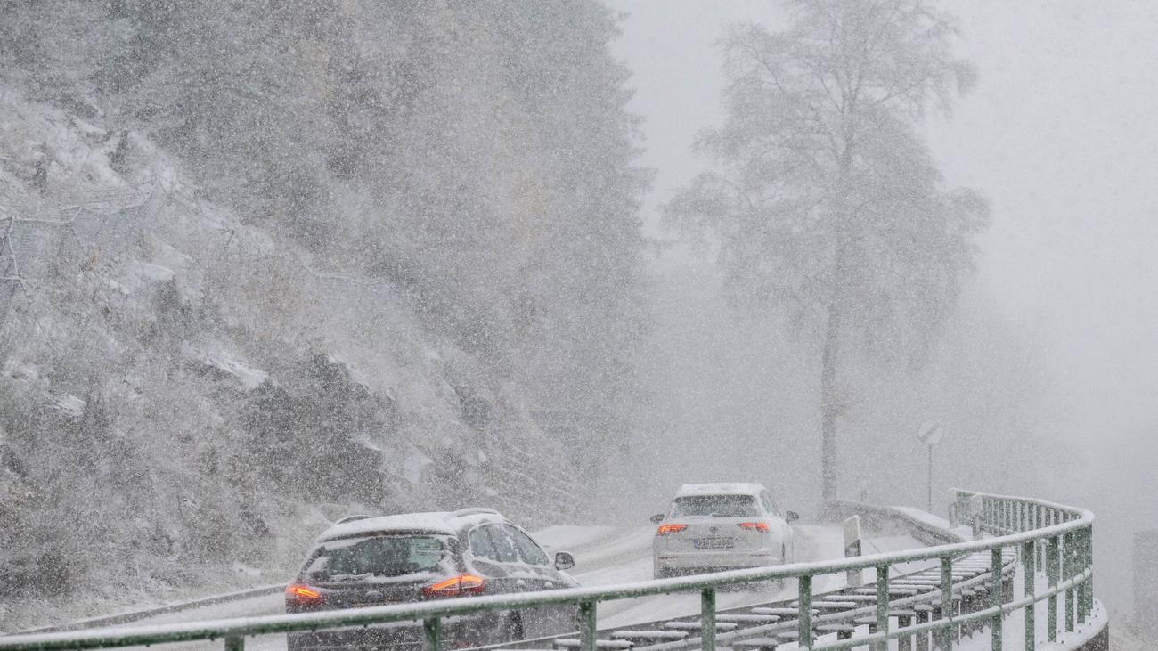 Schneeschauer: Wintergewitter sorgt für glatte Straßen und Unfälle ...