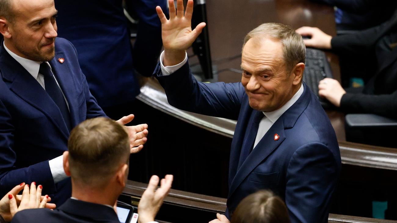 Nach Parlamentswahl: Polens Parlament bestätigt Regierung von Donald Tusk | DIE ZEIT