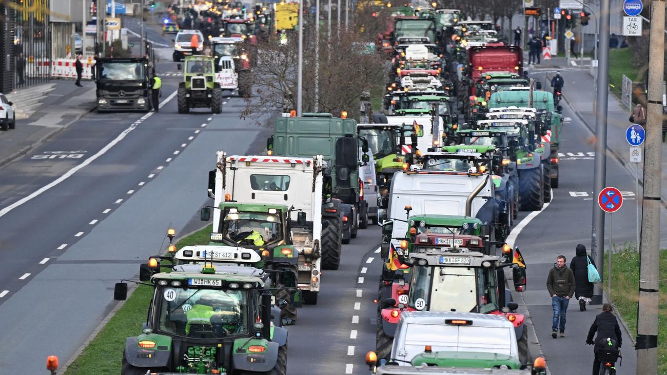 Agrar: Bauern protestieren mit Tausenden Traktoren gegen Sparpläne ...