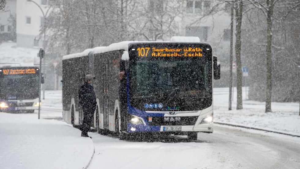 Verkehrsbehinderungen: Schnee und Glätte sorgen für Unfälle und Bus ...