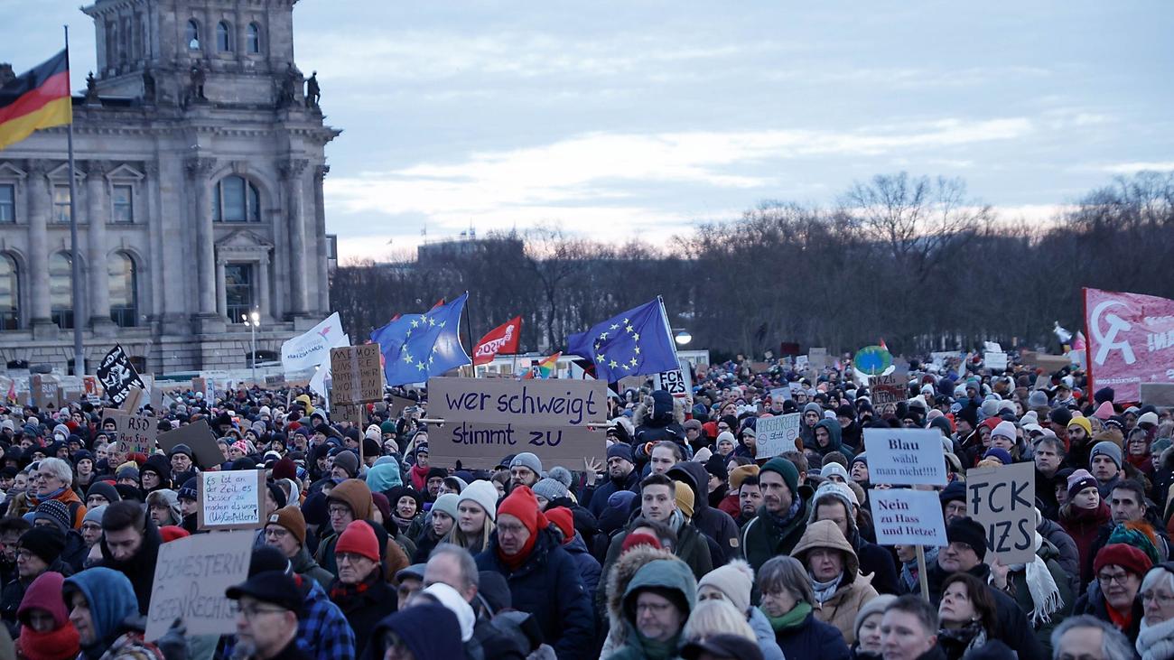 Proteste: Polizei: Mindestens 60.000 Menschen bei Demo gegen rechts ...