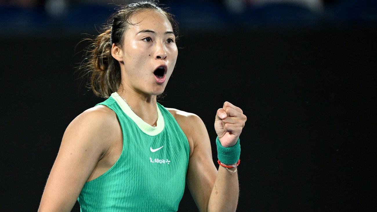 Australian Open: Zehn Jahre nach Li Na: Zheng Qinwen kämpft um Titel | DIE ZEIT