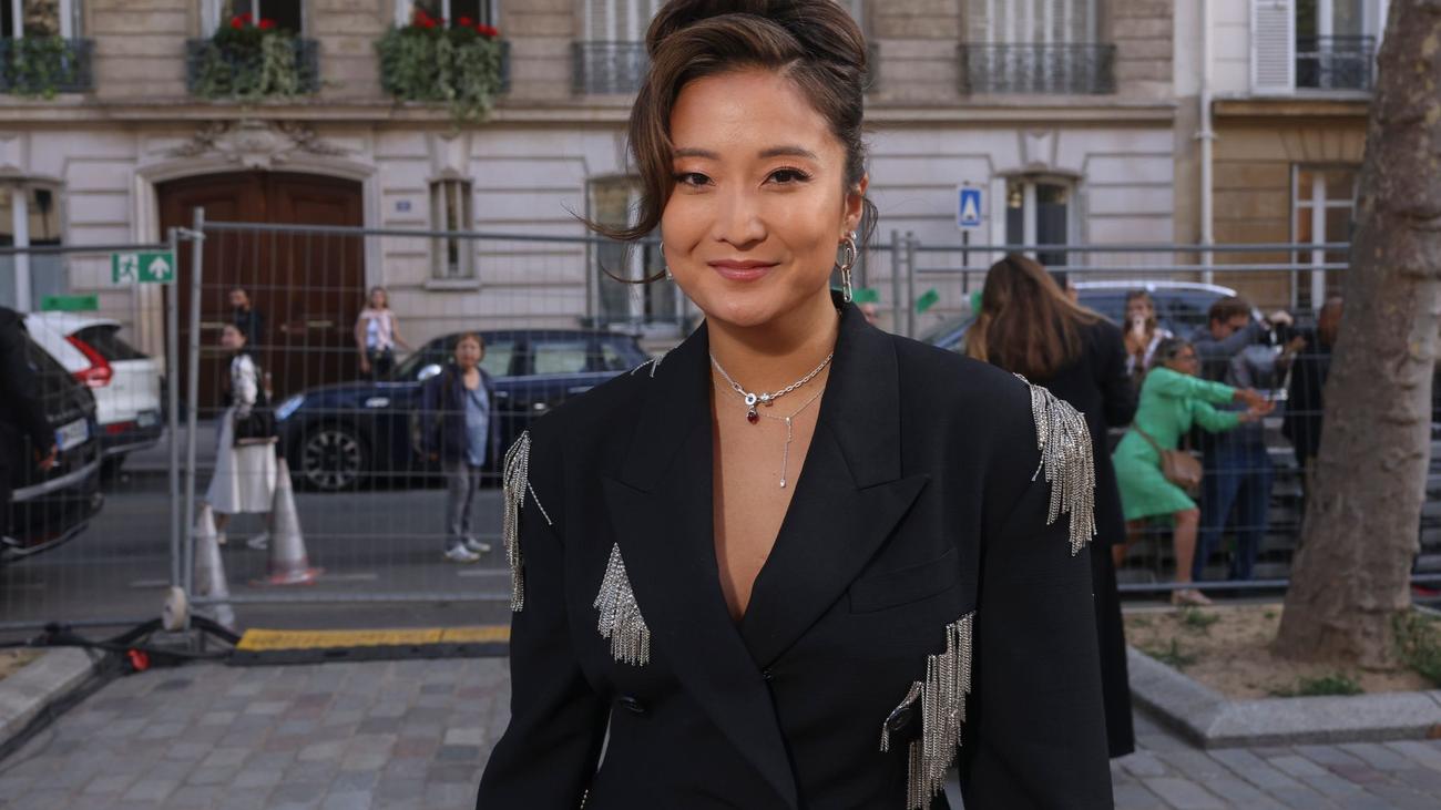 "Emily in Paris"-Star: Ashley Park erholt sich von schwerer Erkrankung ...