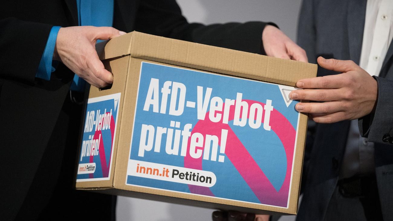 Extremismus: Petition "AfD Verbot prüfen" an Schwesig überreicht | DIE ZEIT