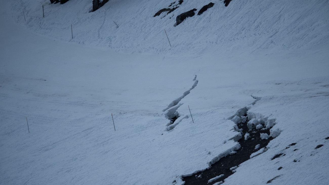 Schweiz: Mildes Wetter führt zu Riss in steiler Skipiste | ZEIT ONLINE
