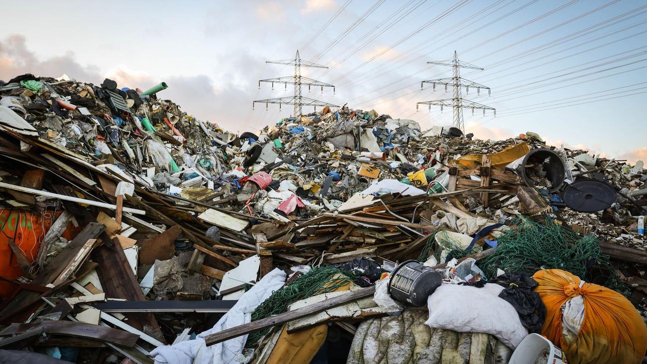 Norderstedt: Minister informiert sich über Räumung von Abfallberg | DIE ...