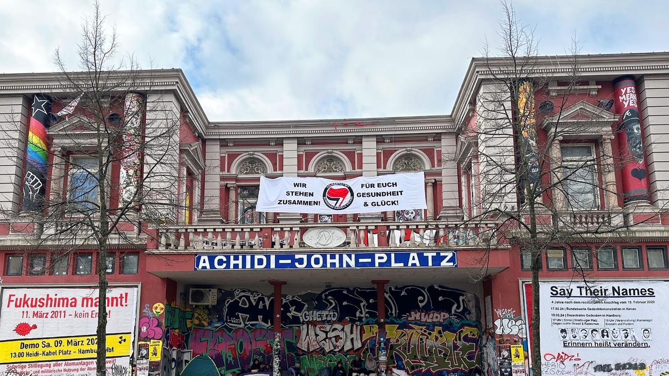 Terrorismus: Solidaritätsbanner für RAF-Mitglieder an Zentrum Rote ...