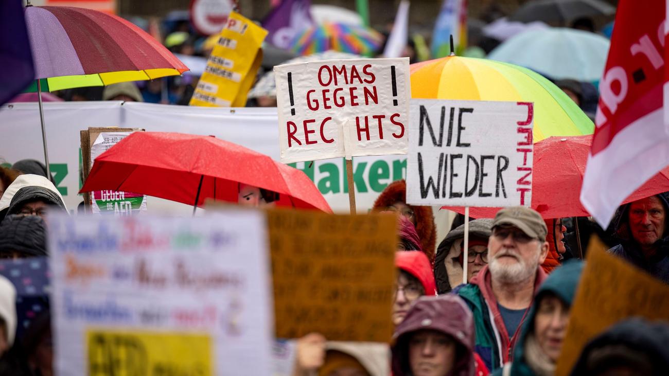 Protest: DGB ruft zu Demo gegen Rechts in Duisburg auf | ZEIT ONLINE Protest: DGB ruft zu Demo gegen Rechts in Duisburg auf | ZEIT ONLINE