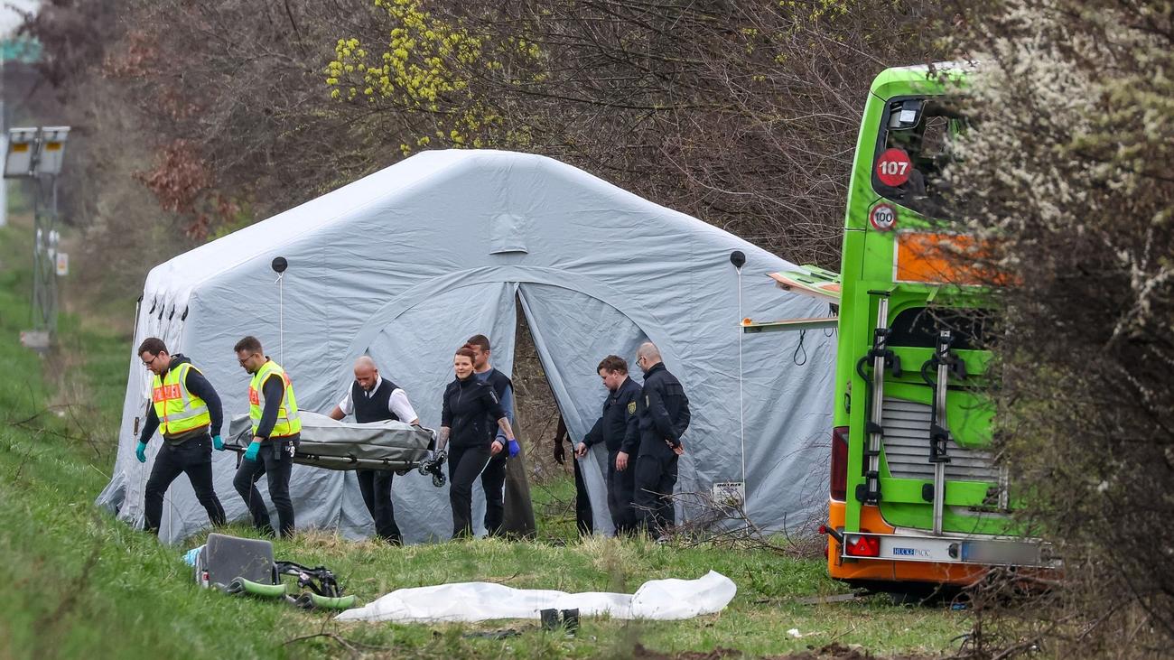Polizeiarbeit: Identität der Todesopfer nach Busunglück noch unklar | ZEIT ONLINE