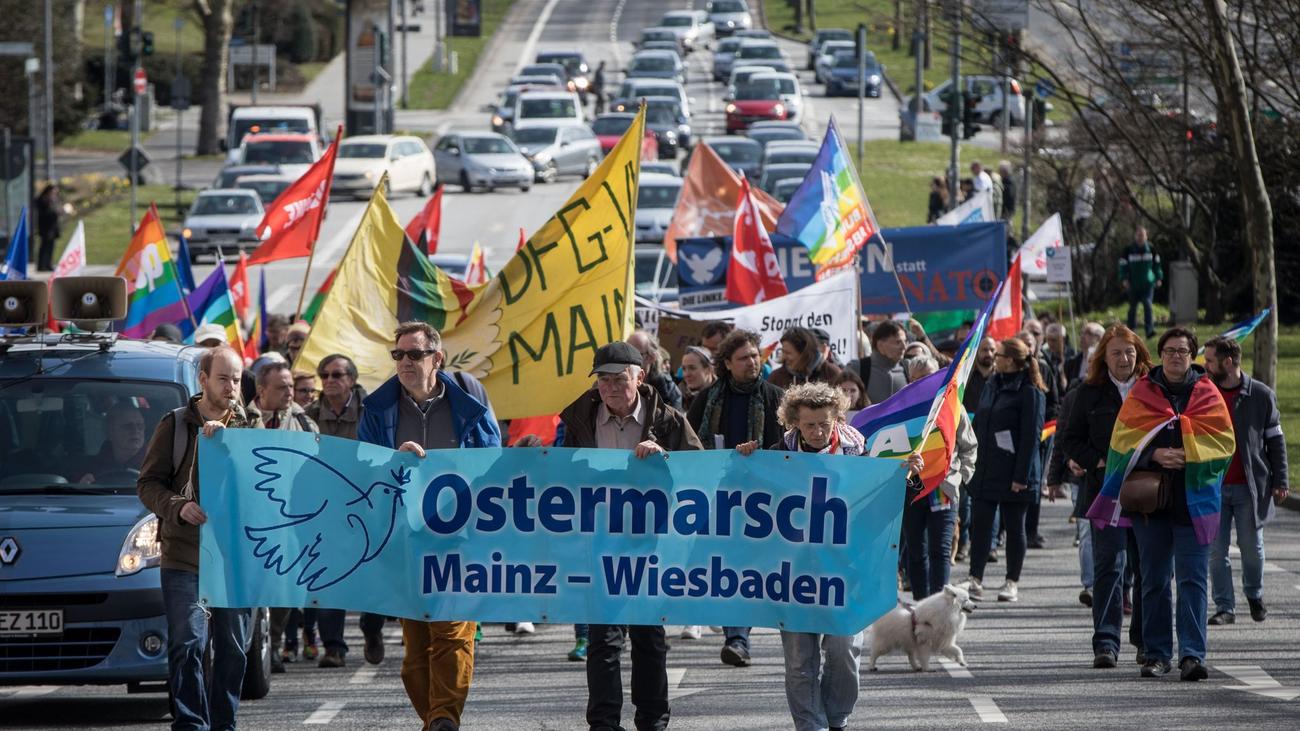 Proteste: Hunderte demonstrieren bei Ostermärschen für Frieden | DIE ZEIT