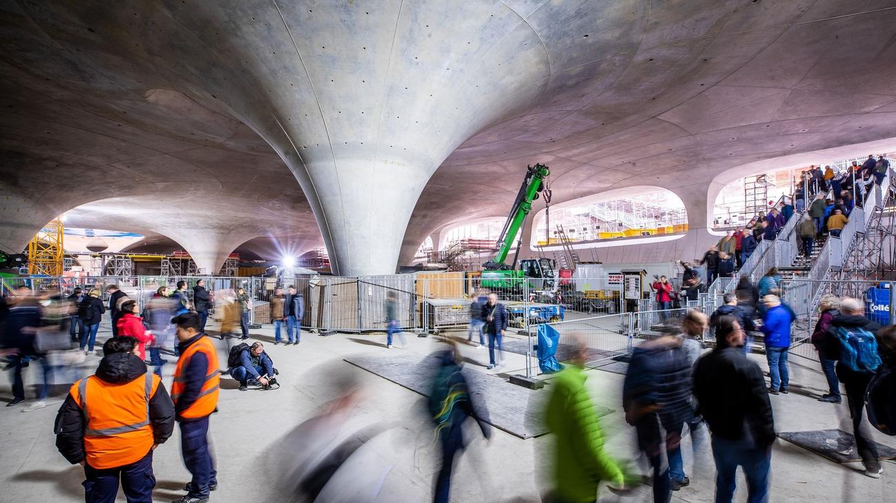 Verkehr: Trotz Regen: Besucherrekord auf der Stuttgart-21-Baustelle ...