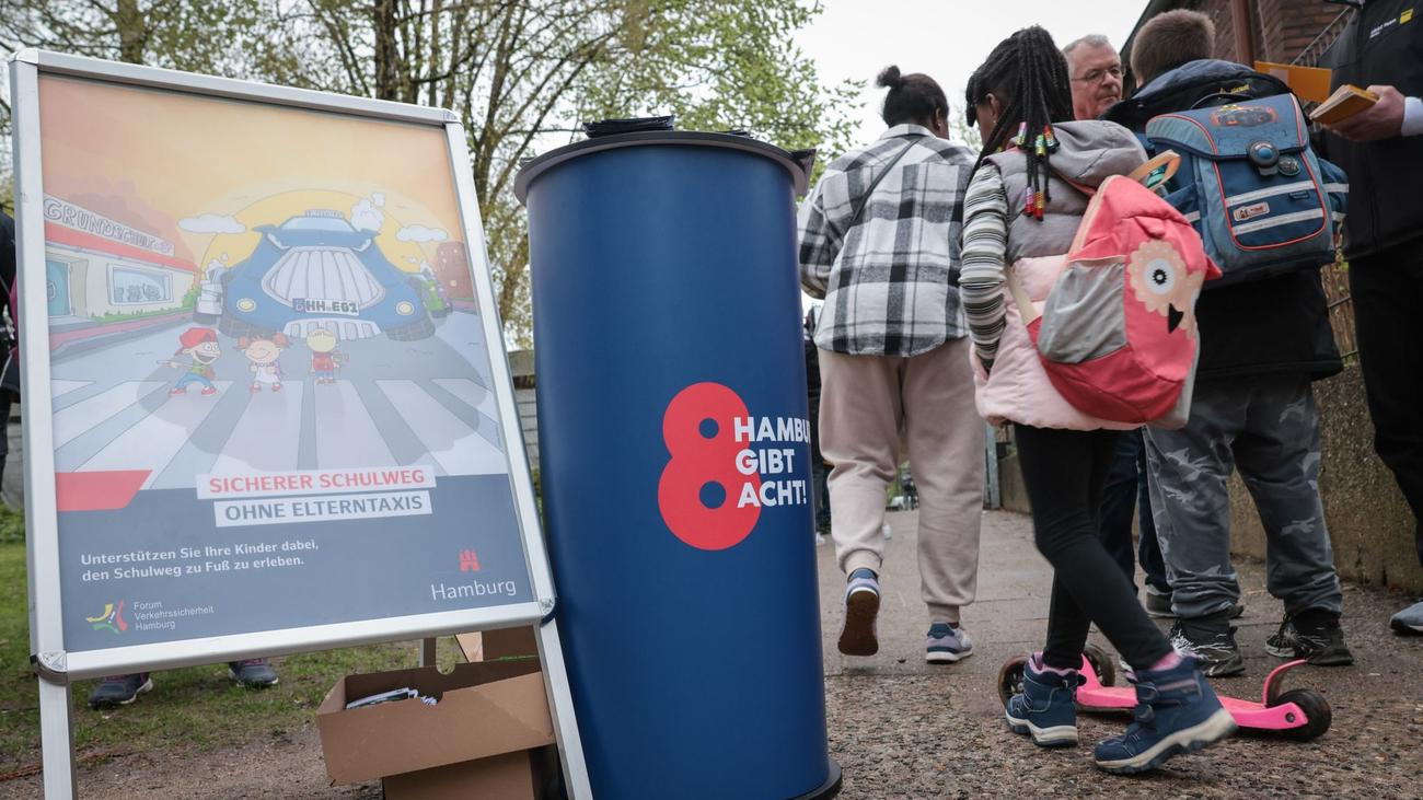 Kinder: Polizei will weniger Elterntaxis vor Schulen: Kontrollen | ZEIT ... Kinder: Polizei will weniger Elterntaxis vor Schulen: Kontrollen | ZEIT ...