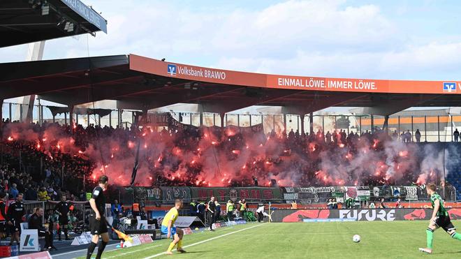 2. Bundesliga: "Massiver Pyro-Beschuss": Ministerin kritisiert Fans ...