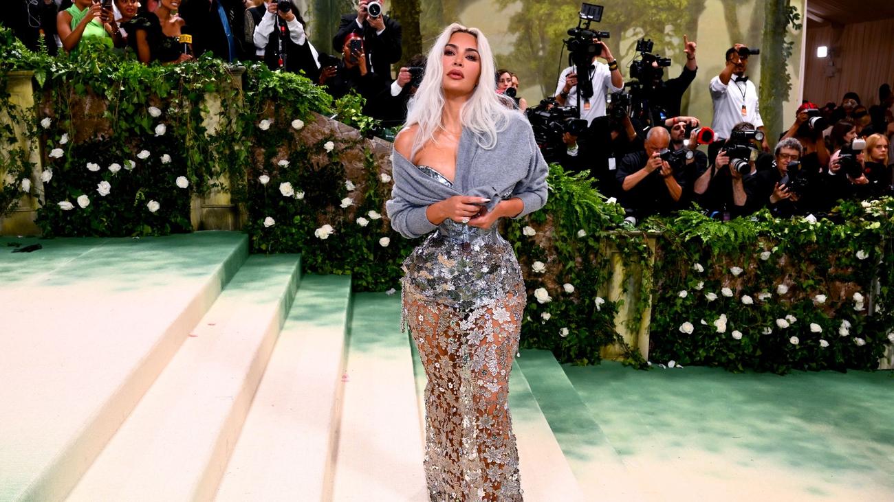 OMR: Kim Kardashian in Hamburg gelandet - Autogramme für Fans | DIE ZEIT