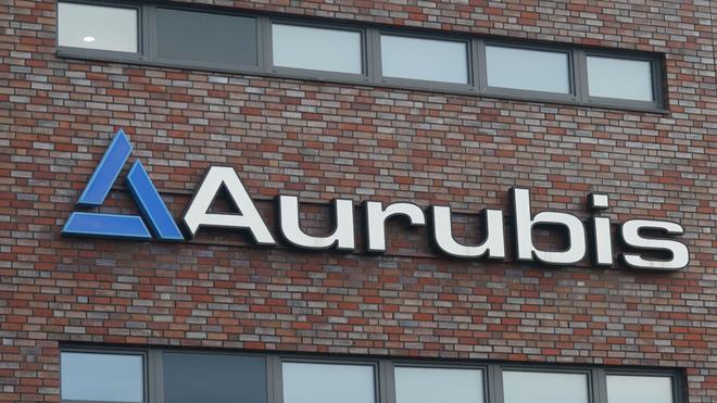 Arbeitsunfall: Polizei zu Unfall bei Aurubis: Arbeiter von Stange getroffen | ZEIT ONLINE