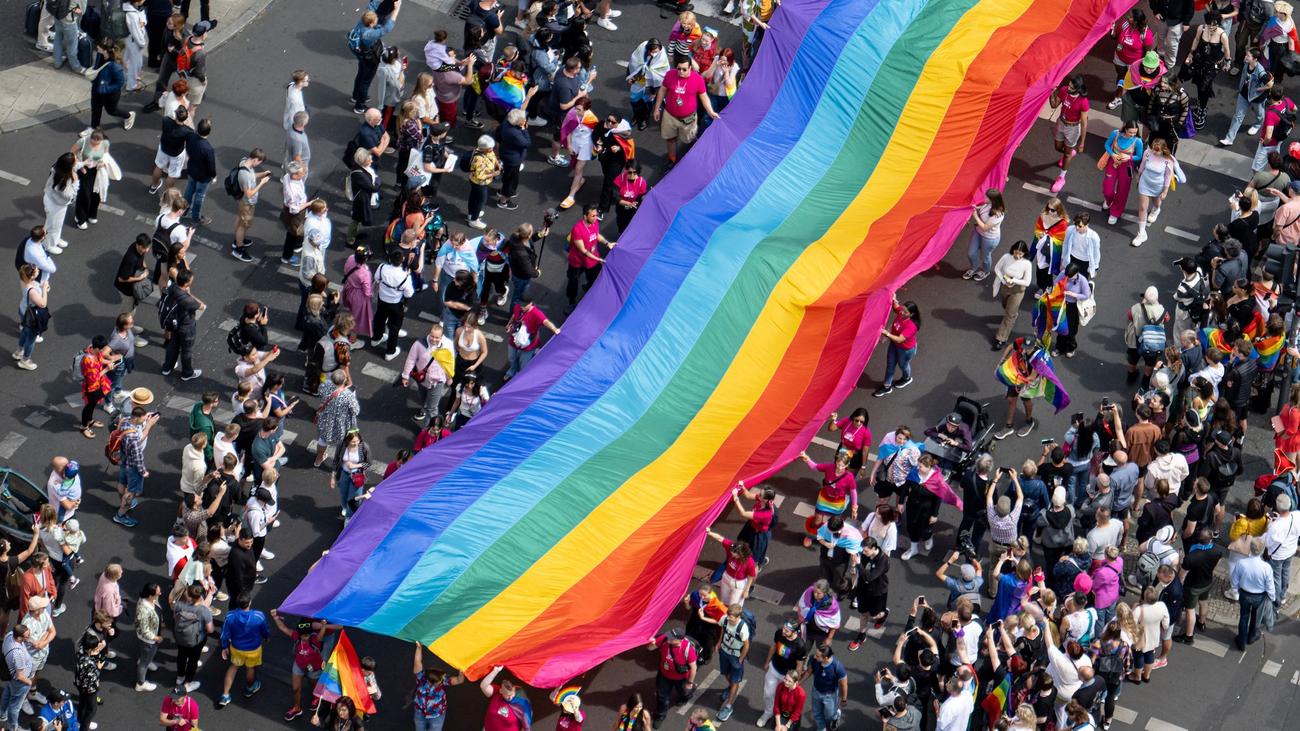 CSD in Berlin: Christopher Street Day erwartet 500.000 - Wegners Rede ... CSD in Berlin: Christopher Street Day erwartet 500.000 - Wegners Rede ...