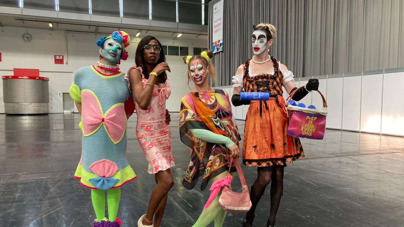 HIV: Dragqueens und "Silver Zone": Community bei Aids-Konferenz | DIE ZEIT