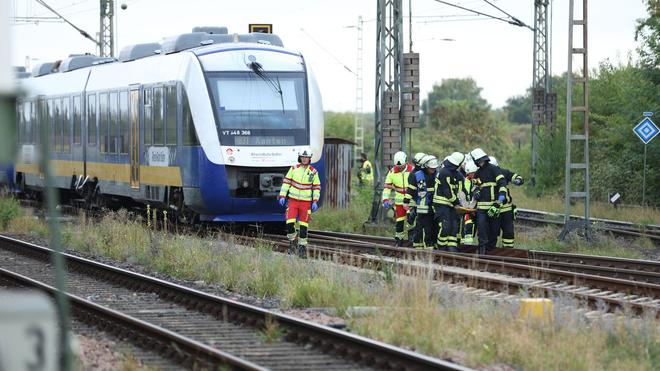 Zugunfall: Regionalbahn rammt Güterzug - mehrere Verletzte bei Moers ...