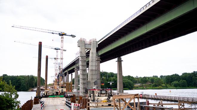 Straßenverkehr: Baufortschritt: Die neue Rader Hochbrücke wächst | DIE ZEIT