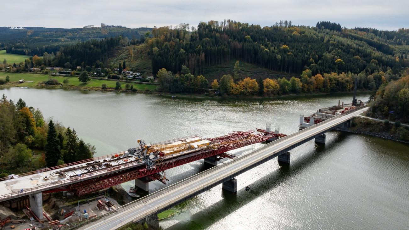 Bleilochtalsperre: Unglückskran auf Stausee wird geborgen - Bauverzögerung | DIE ZEIT