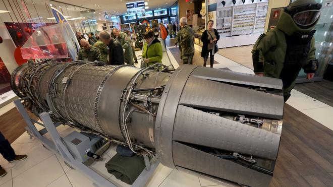 Personalsuche: Jet-Triebwerk in Einkaufspassage - Bundeswehr sucht ...