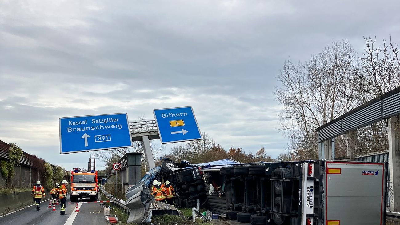 Schwierige Bergung: Autobahn-Abfahrt nach Tanklaster-Unfall weiter gesperrt | DIE ZEIT