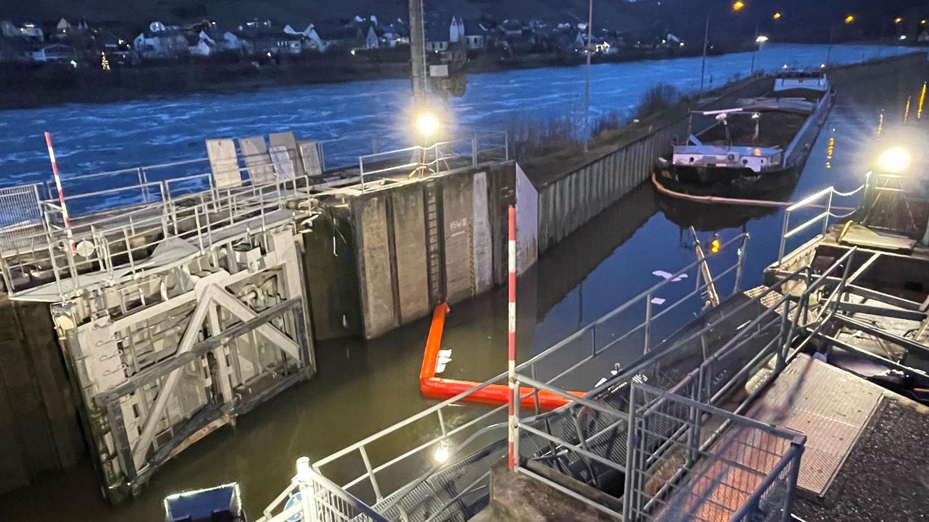 Stau wegen kaputter Schleuse: Festsitzende Schiffer und Urlauber nach Schleusen-Unfall | DIE ZEIT