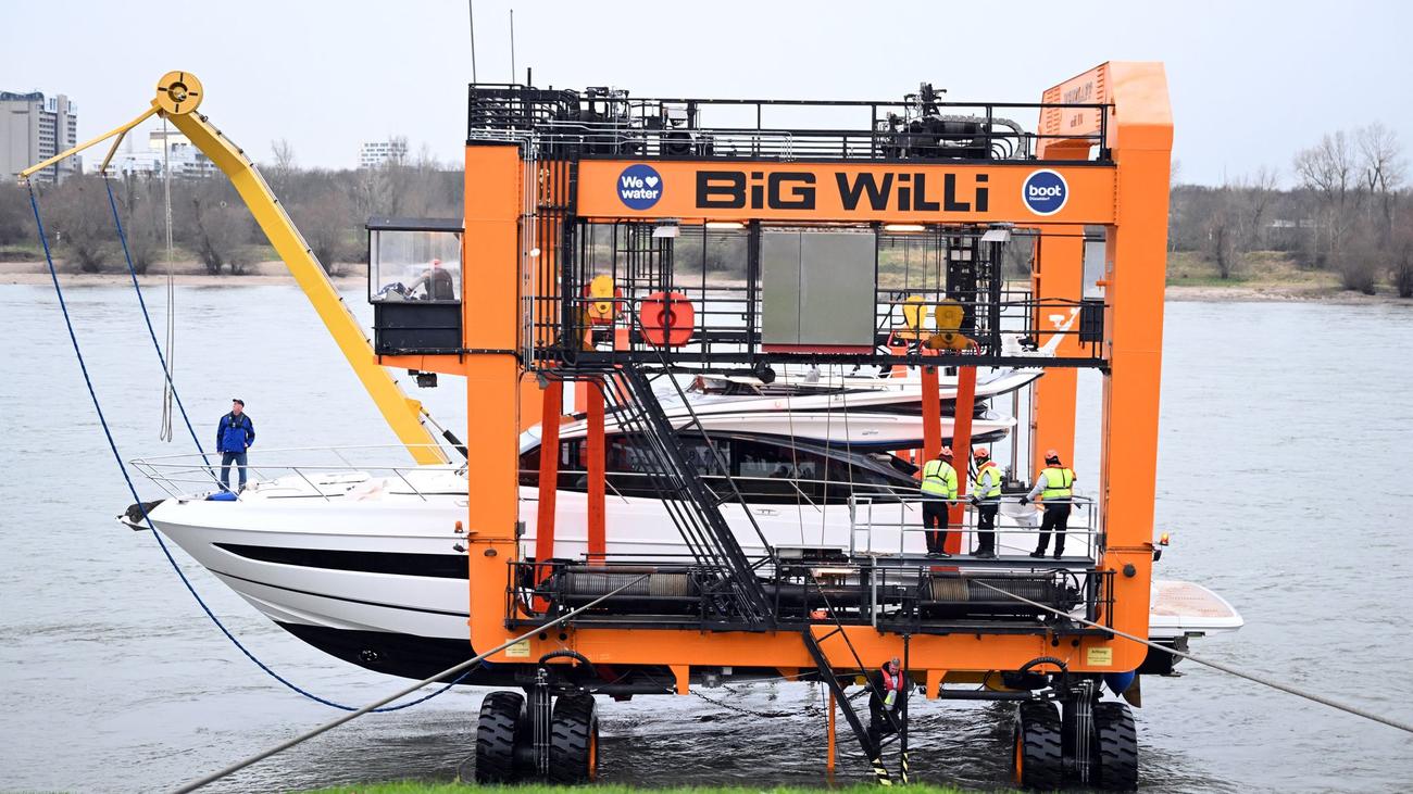 Messe in Düsseldorf: Boote für die "Boot": Spezialkran hebt Schiffe aus ...