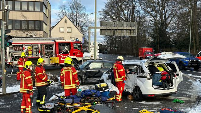 Unfälle: Acht Verletzte nach Unfall mit Linienbus und zwei Autos | ZEIT ONLINE