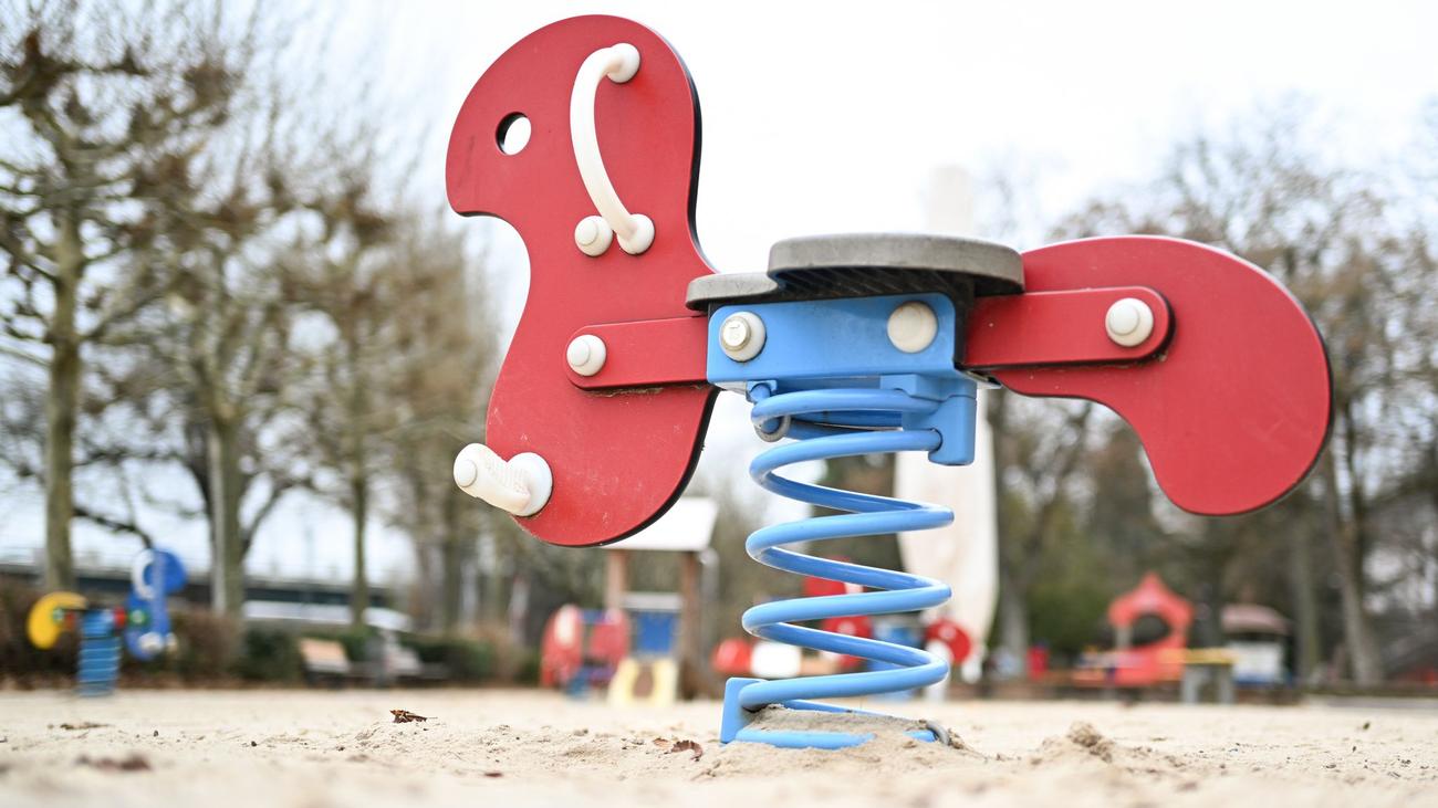Stadtpark Nürnberg: Öl auf Rutschen und Sandkasten gekippt - Spielplatz ...