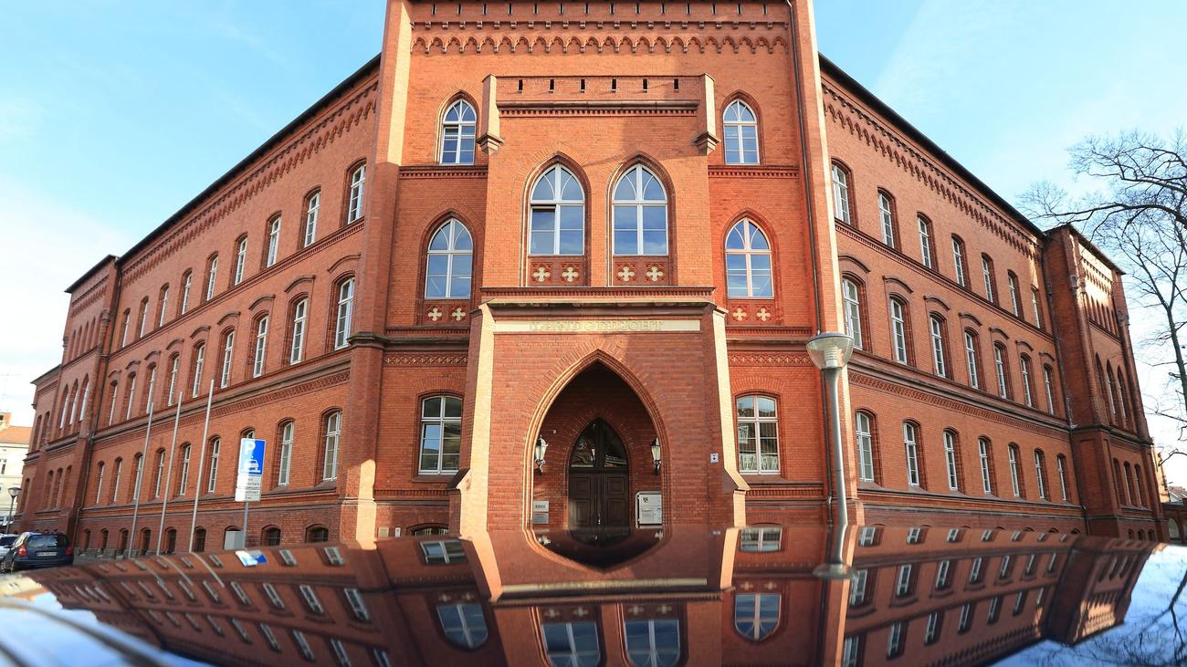 Syrer getötet: Tödliche Messerstiche in Burg: Prozess gegen fünf Männer | DIE ZEIT