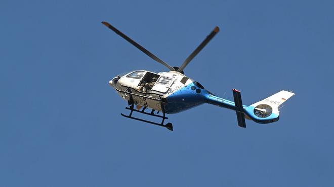 Fahndung: Polizei sperrt Autobahn nach Raub - Hubschrauber im Einsatz | DIE ZEIT