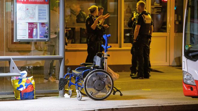 Messerattacke: Rollstuhlfahrerin und Mann in Bus mit Messer verletzt | DIE ZEIT