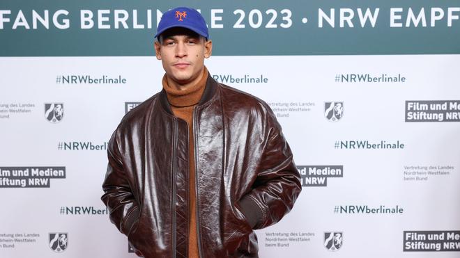 Promi-Liebe: Emilio Sakraya und Sängerin Rosalía sind ein Paar | ZEIT ONLINE