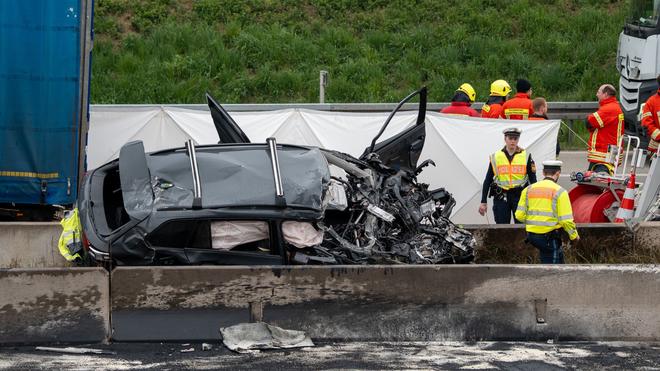 Schwerer Unfall: Lastwagen prallt auf A9 gegen Wagen - Autofahrer stirbt | DIE ZEIT
