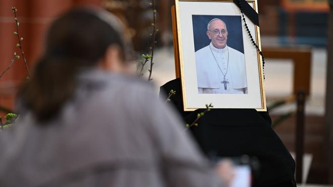 Trauer um gestorbenen Papst: Gebete und Totenmessen für Papst Franziskus in Hessen | DIE ZEIT