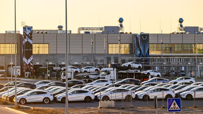 Elektroauto-Branche: Linke sorgt sich nach Gewinneinbruch um Tesla ...