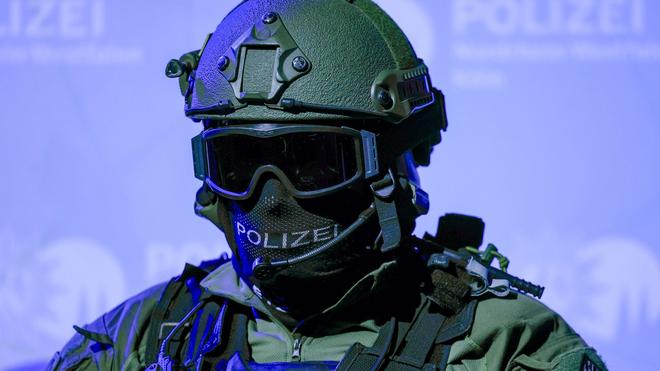 Polizei-Einsatz: Auffälliger Geruch im Treppenhaus - SEK im Einsatz | ZEIT ONLINE