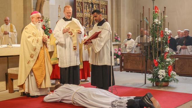 Katholische Kirche: Erste Priesterweihe seit fünf Jahren im Bistum Magdeburg | DIE ZEIT