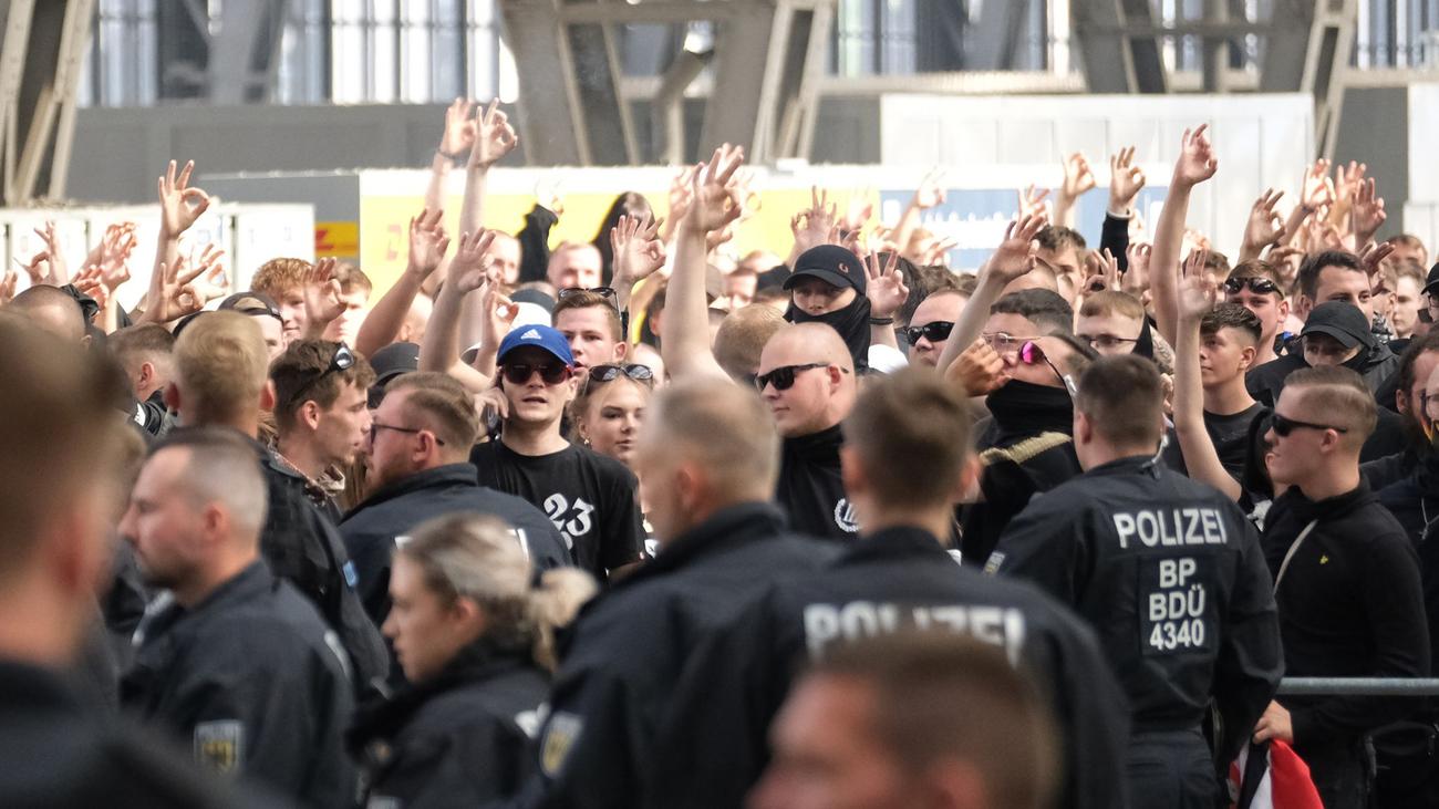 Der Schule verwiesen: Schulverweis nach rechtsextremer Geste | DIE ZEIT