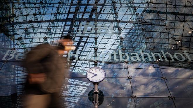 Kriminalität: Mann läuft mit Machete durch Berliner Hauptbahnhof | DIE ZEIT