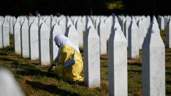 Bosnien-Krieg: Gedenktag für Opfer von Srebrenica – AfD-Eklat im ...