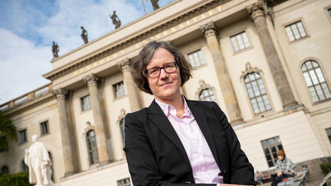 Yuii kim curvy model fit, well-defined, six pack abs,