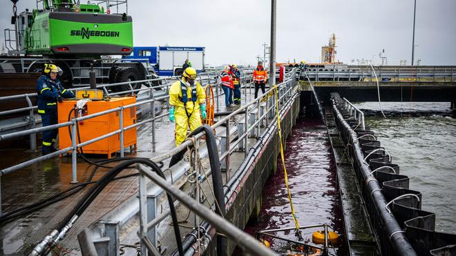 Havariekommando: Schiffskollision in Cuxhaven – Riss lässt Öl austreten ...