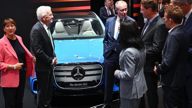 Automesse IAA: Mercedes-Chef bekommt Kofferraum vor Kanzler nicht auf ...
