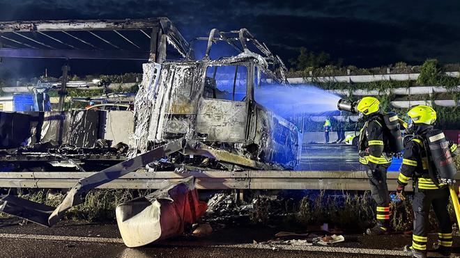 Verkehr: Lkw und Transporter brennen nach Unfall auf A3 aus | DIE ZEIT